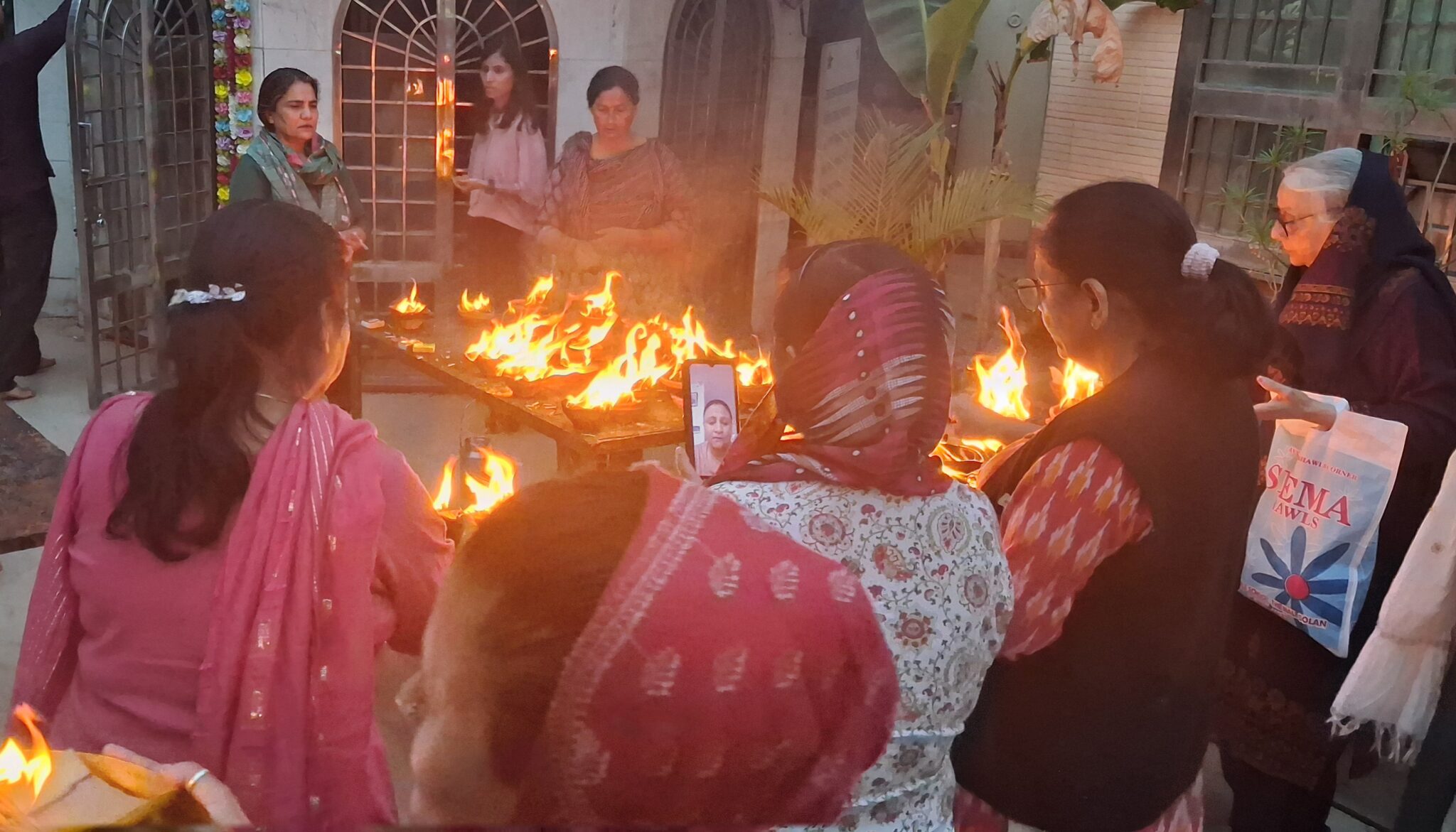 Women offering prayers at a temple in Dehradun – Prashant News